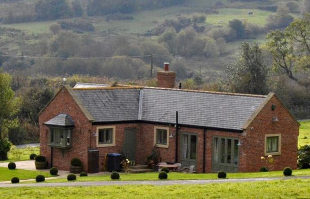 ***£1 RAFFLE** 1-night stay at the beautiful Huckleberry Cottage, nest ...