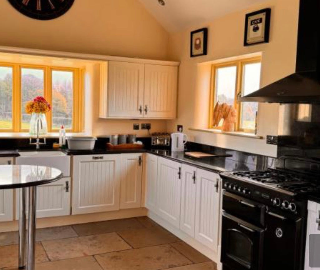 ***£1 RAFFLE** 1-night stay at the beautiful Huckleberry Cottage, nest ...